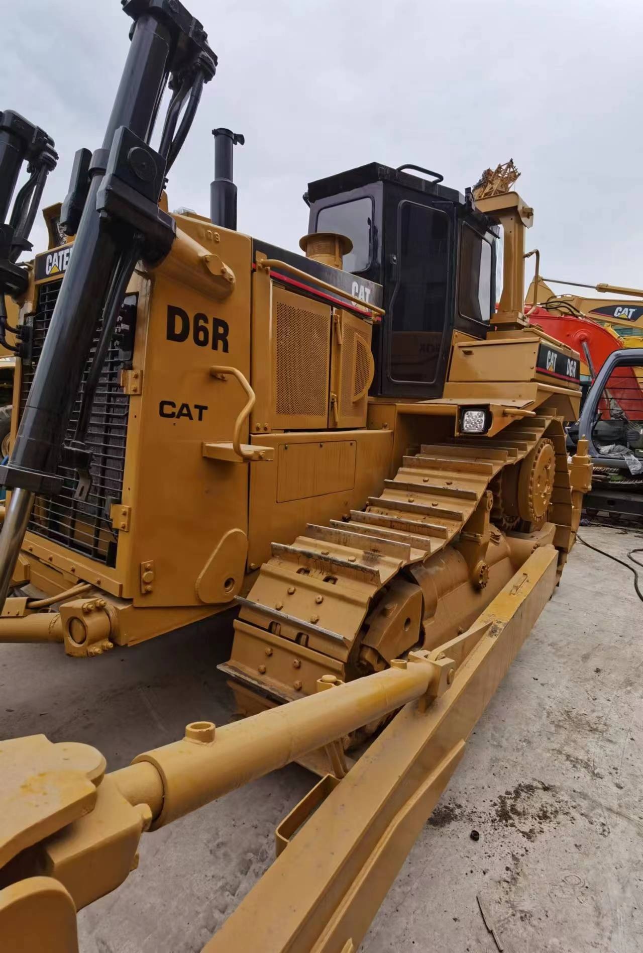 CAT D6R
